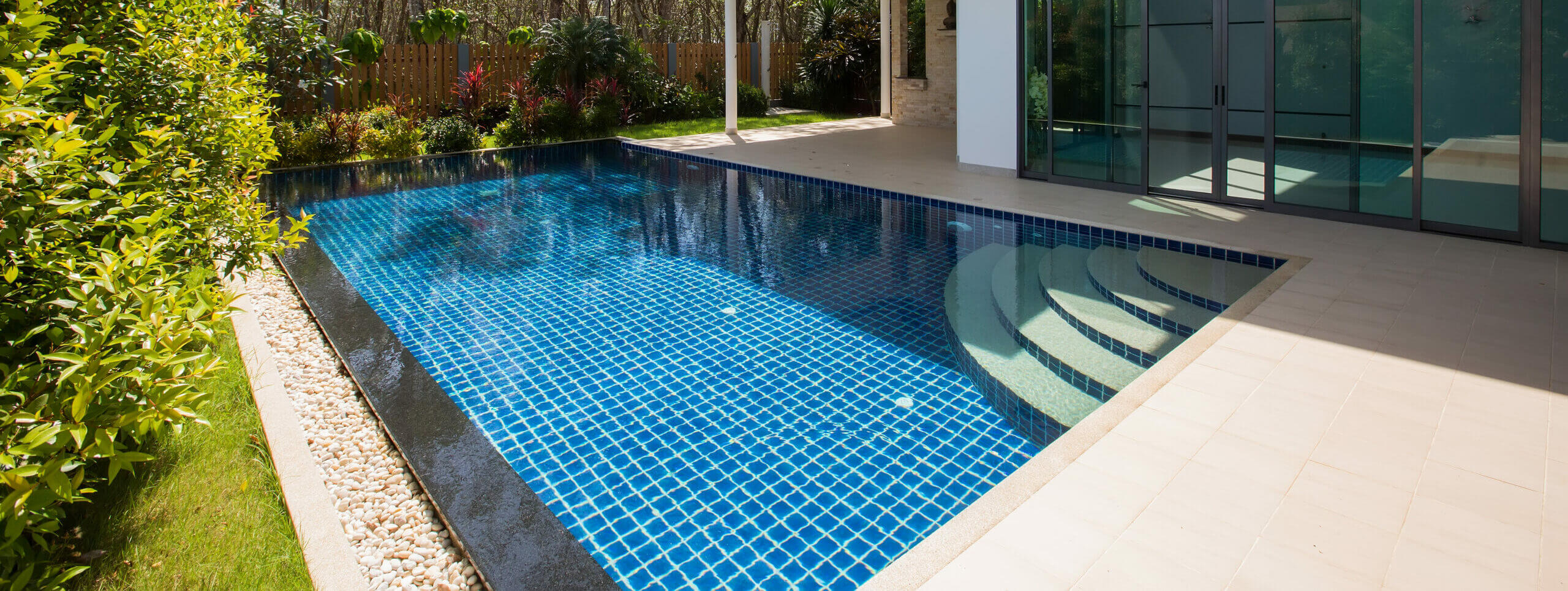 16 Tips To Create The Perfect Outdoor Pool Shower | Swimart